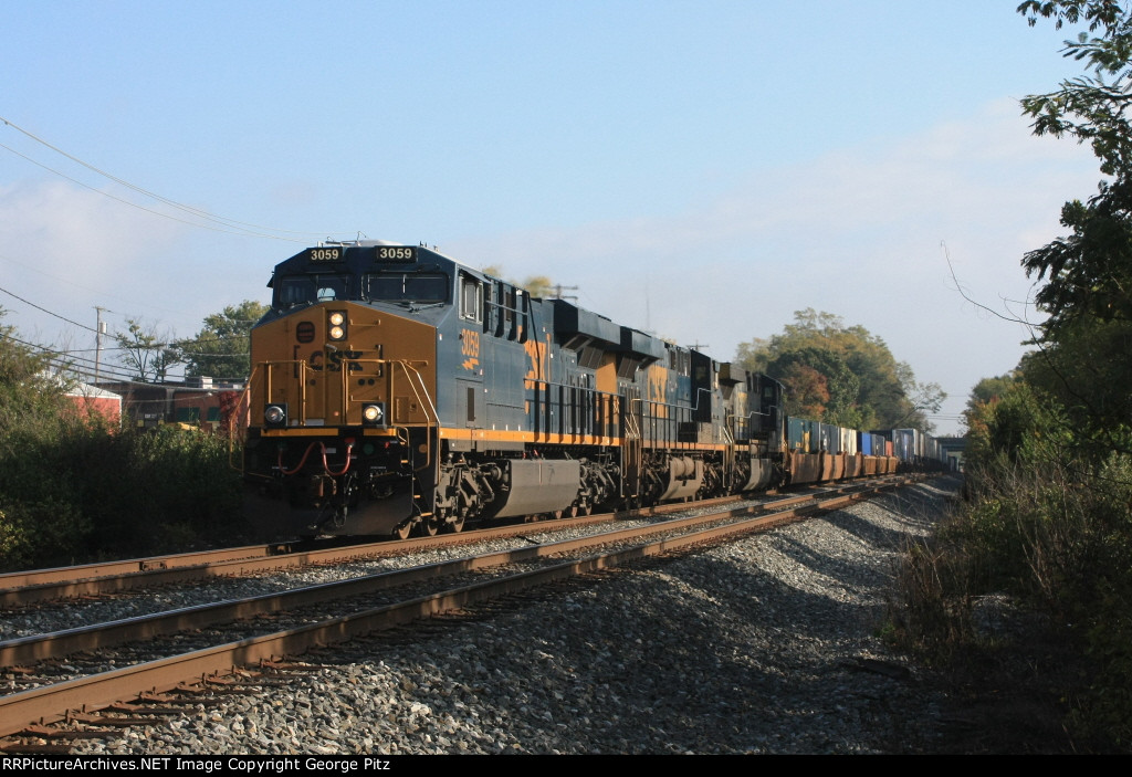 CSX 3059 and train Q031